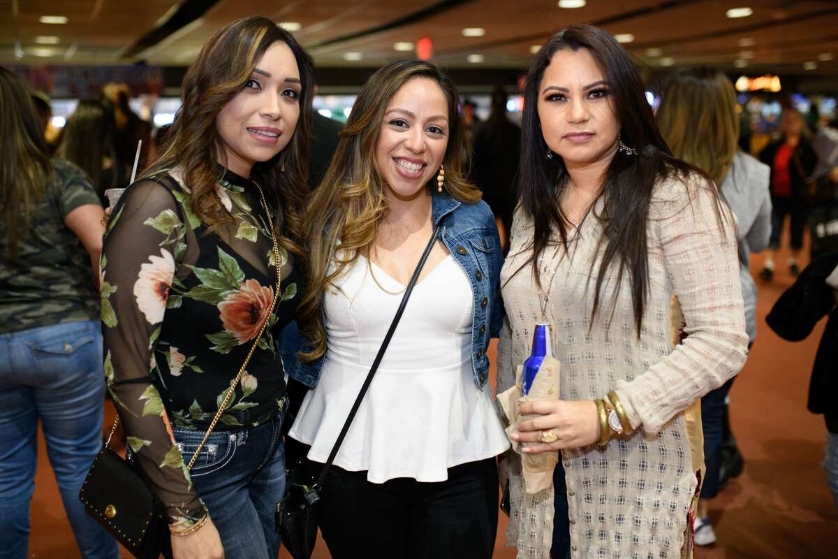 Becky G gets fans dancing at RodeoHouston