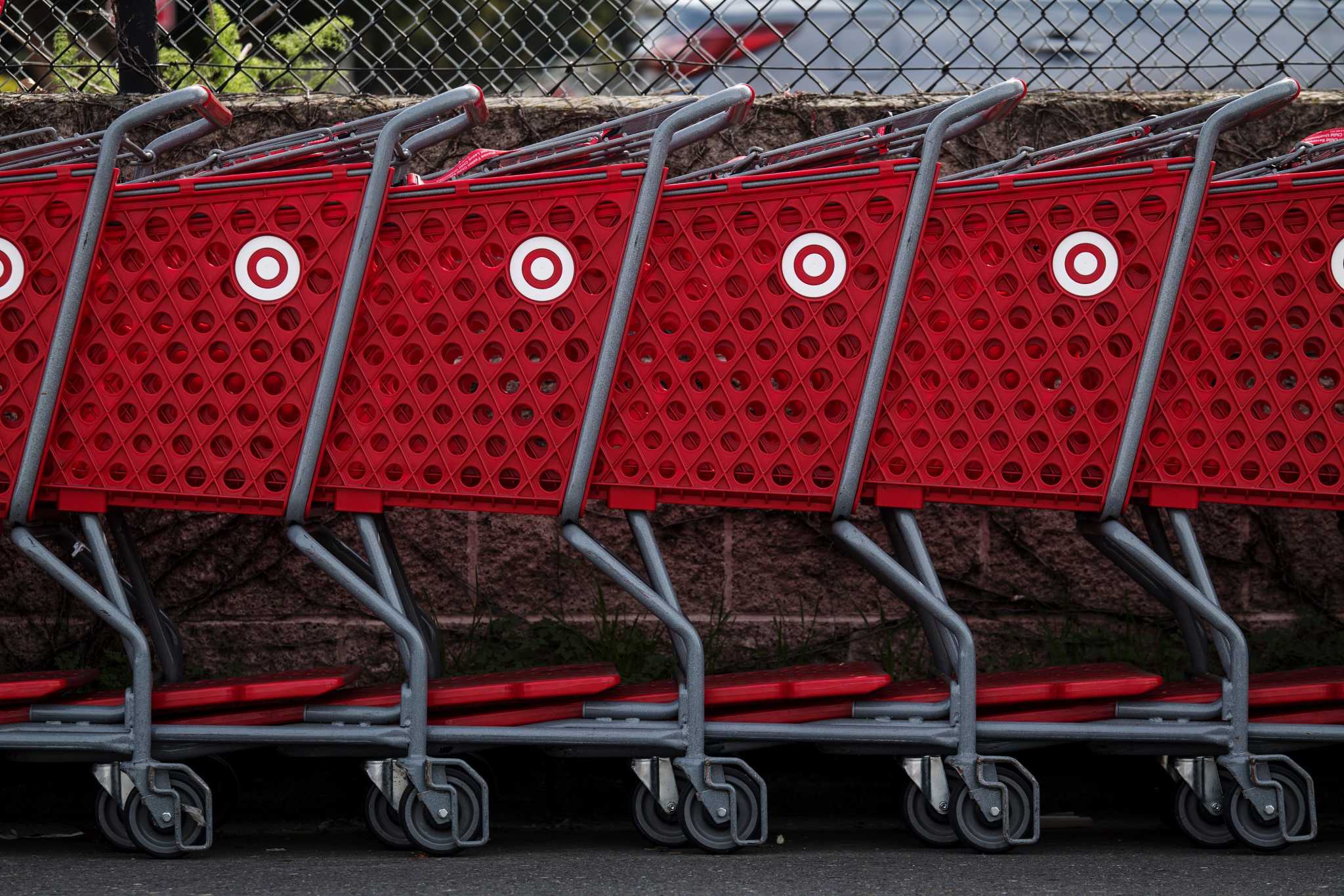 Retail roundup: Target to offer fresh food and alcohol through pick up ...