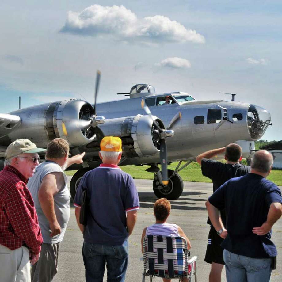 B-17 in flight - Times Union
