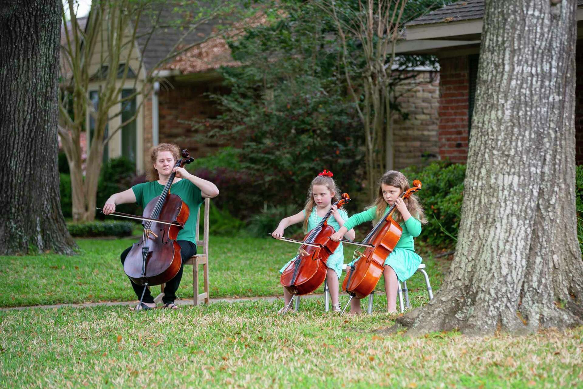 Houston teacher's 'quarantine flash mob' brings music students to their ...