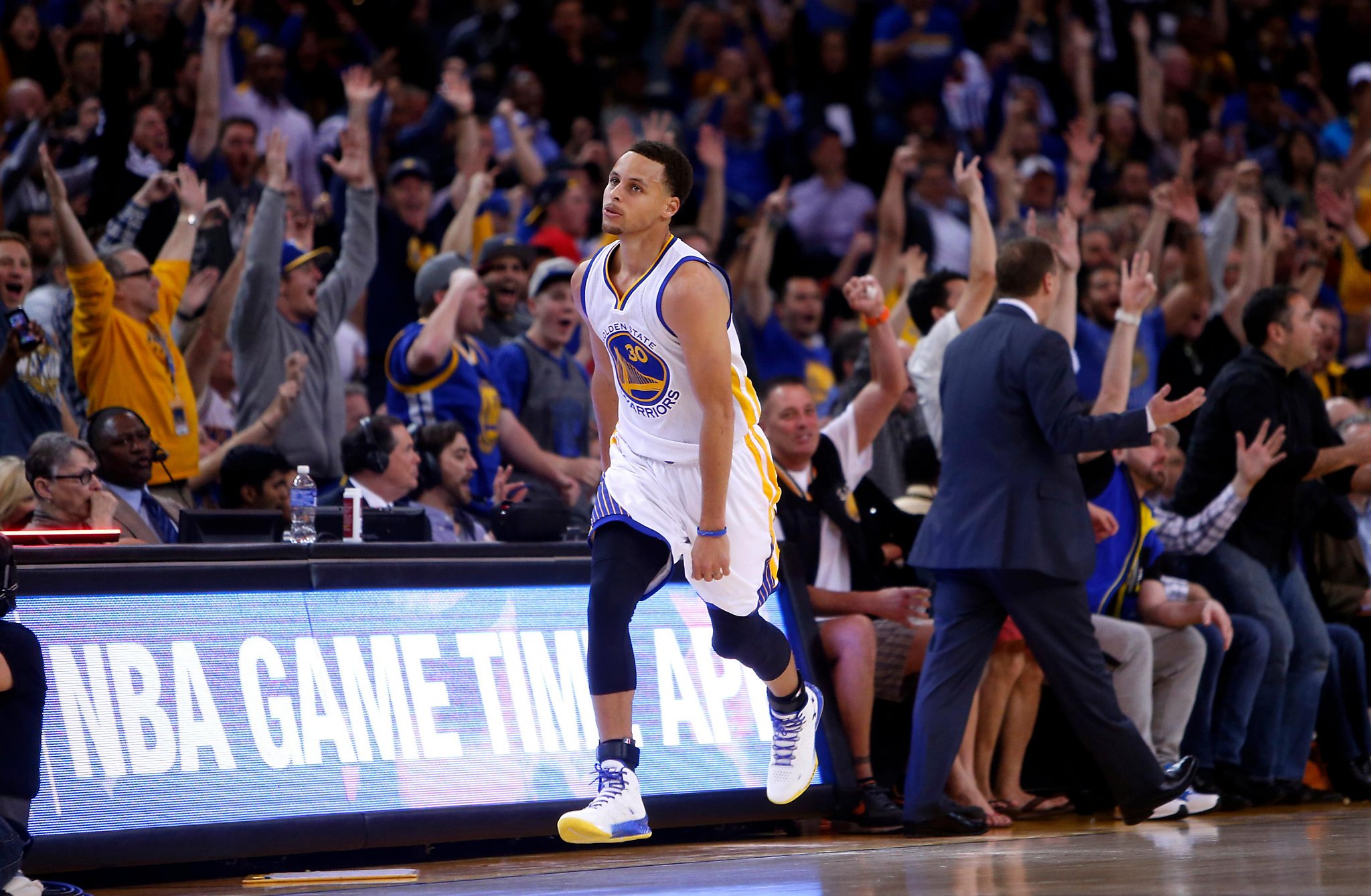 This date in Bay Area sports: Warriors dust Hawks in marquee matchup