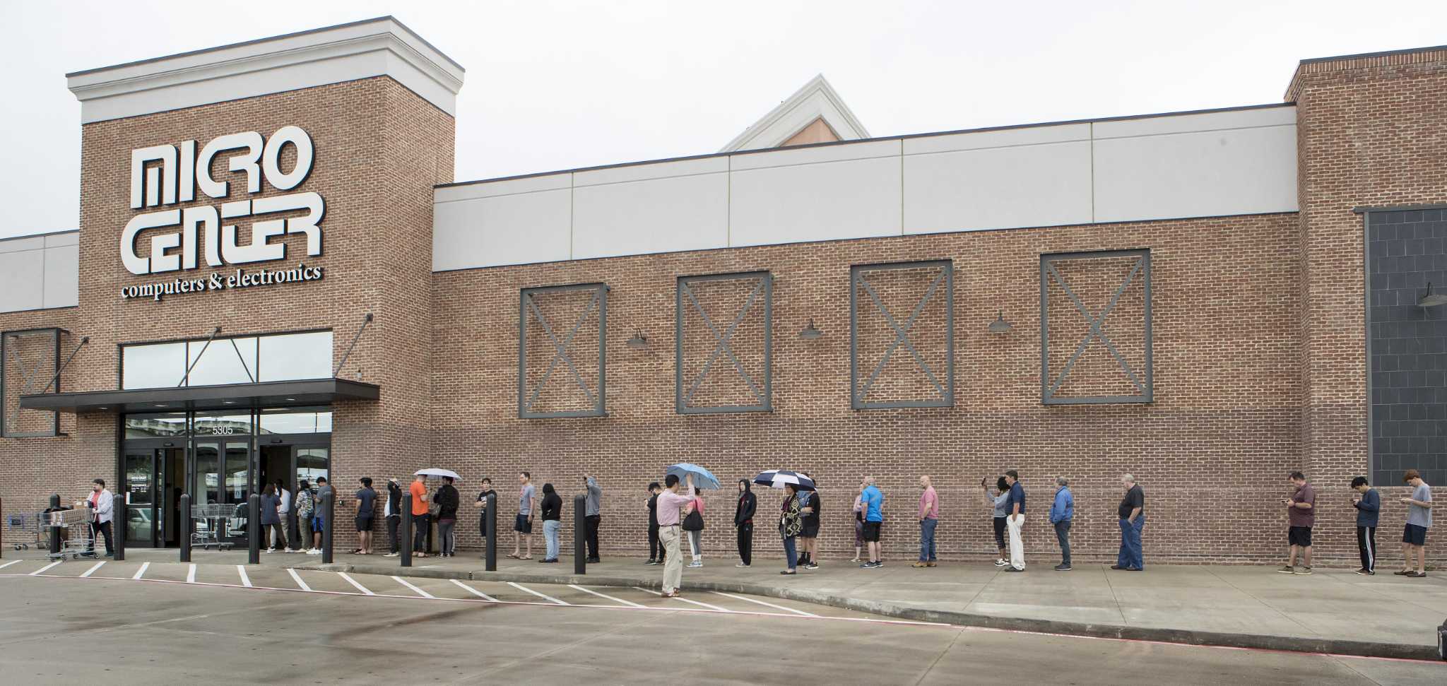 At Micro Center, coronavirus precautions keep customers waiting in line ...