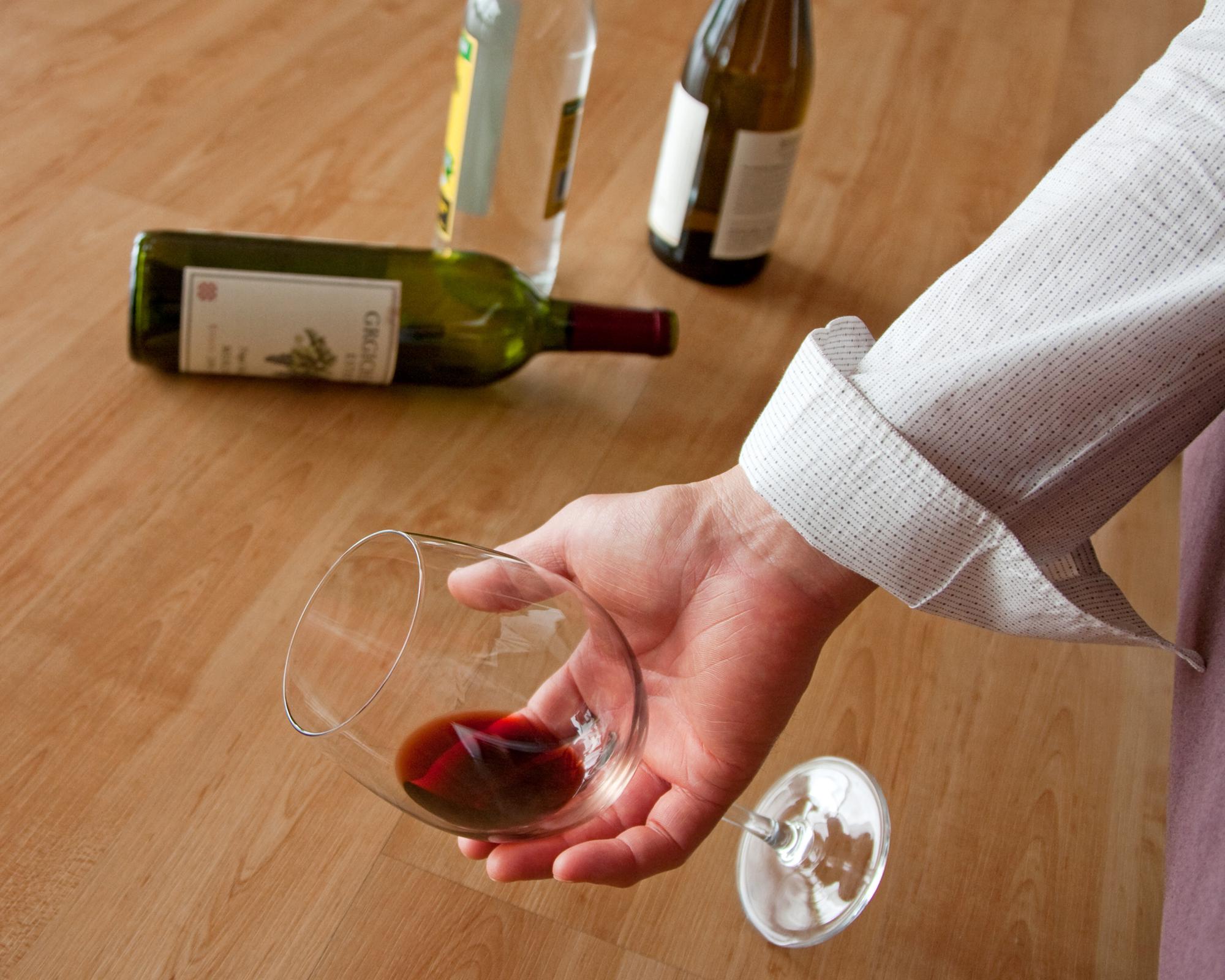 How to look for warning signs of alcohol use disorder