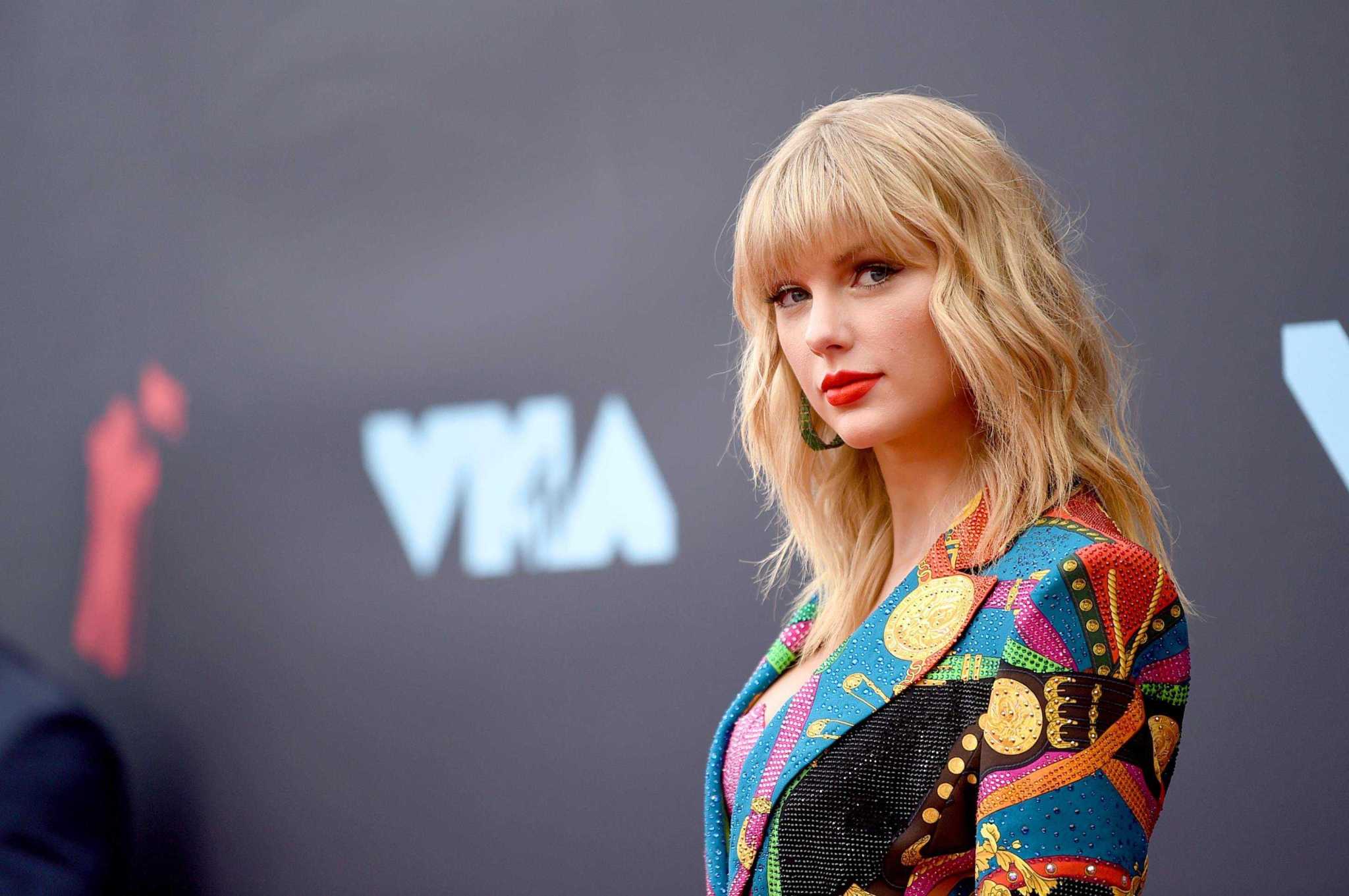 Lucky Taylor Swift fans are getting $3,000 from the superstar to help ...