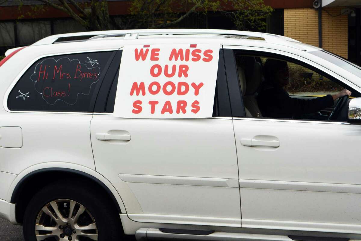 Middletown school’s car parade welcomes young students to virtual learning