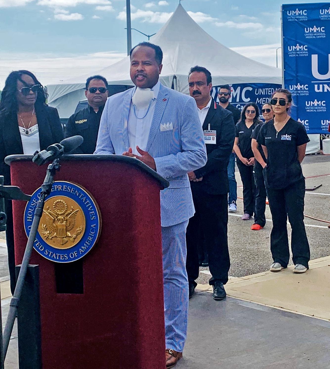 Reynolds helping dole out groceries, PPE in Fort Bend County