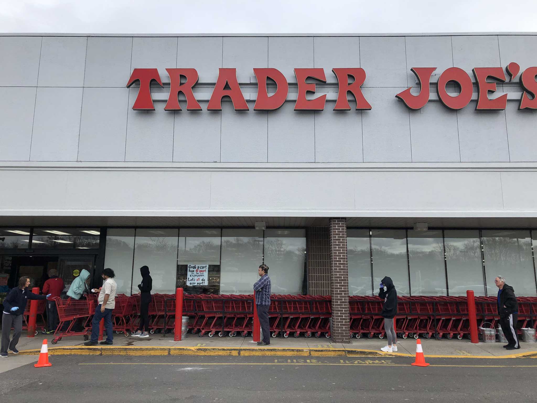 Masks, restricted entry, one-way aisles: coronavirus retail reality