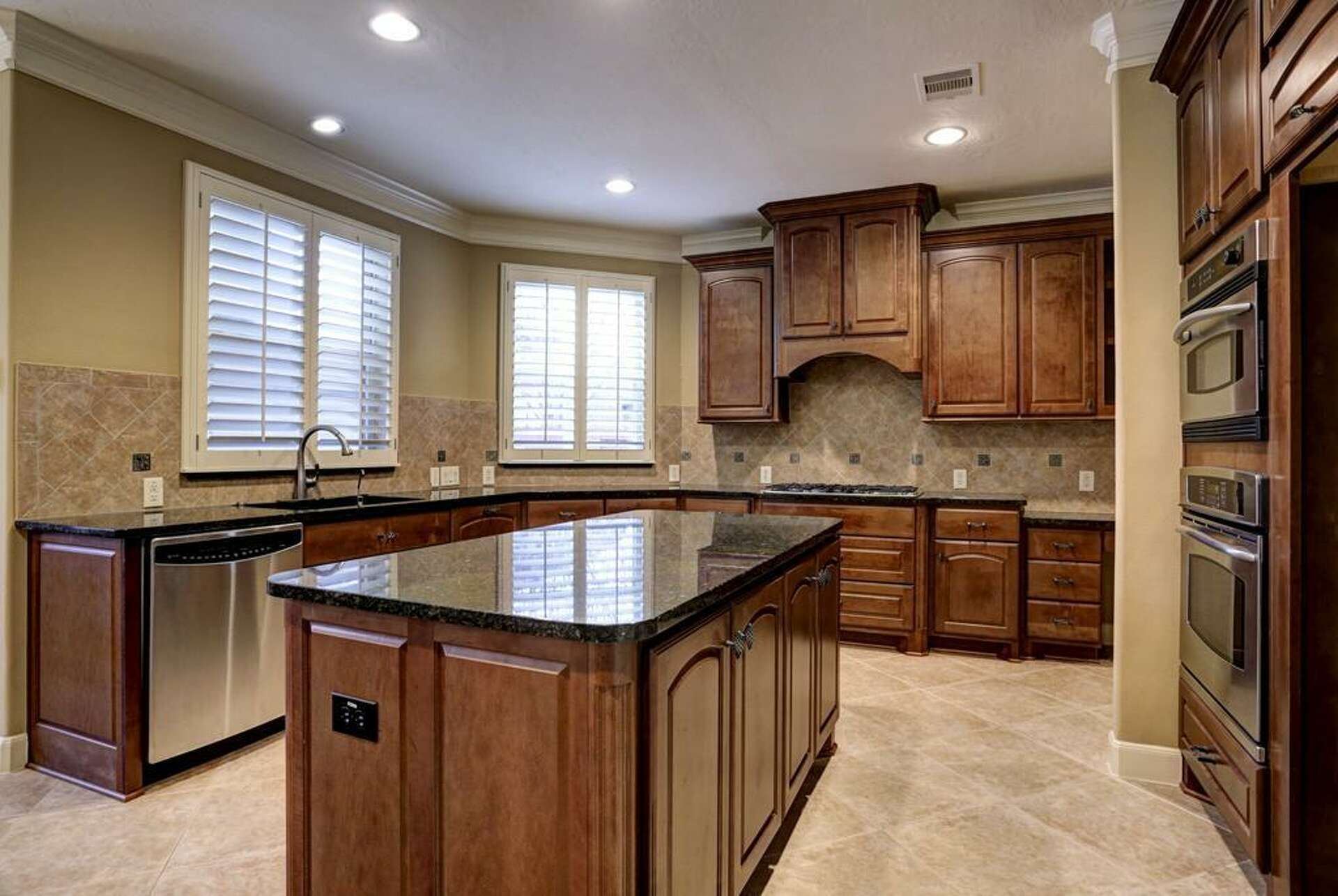 Blue palette adds a little magic to bachelor's kitchen in Houston’s ...