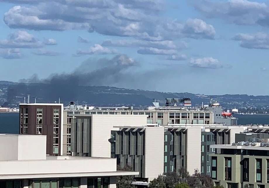 Fire at Alameda apartment building sends smoke into Bay Area sky - SFGate