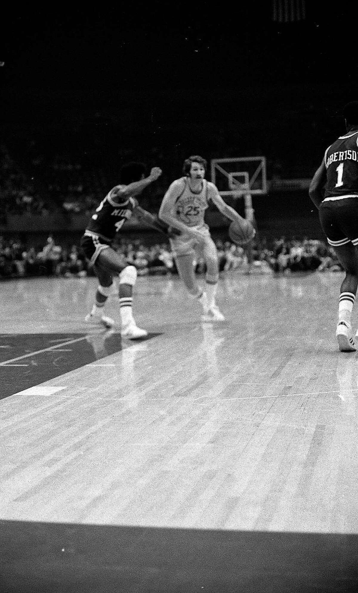 April 13, 1973: Jim Barnett, Warriors oust Abdul-Jabbar, Bucks from ...
