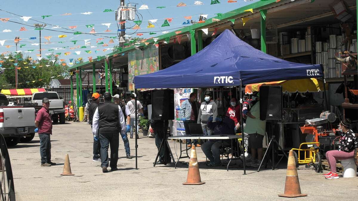 Reyes Produce gives thousands of dollars in produce to families in need