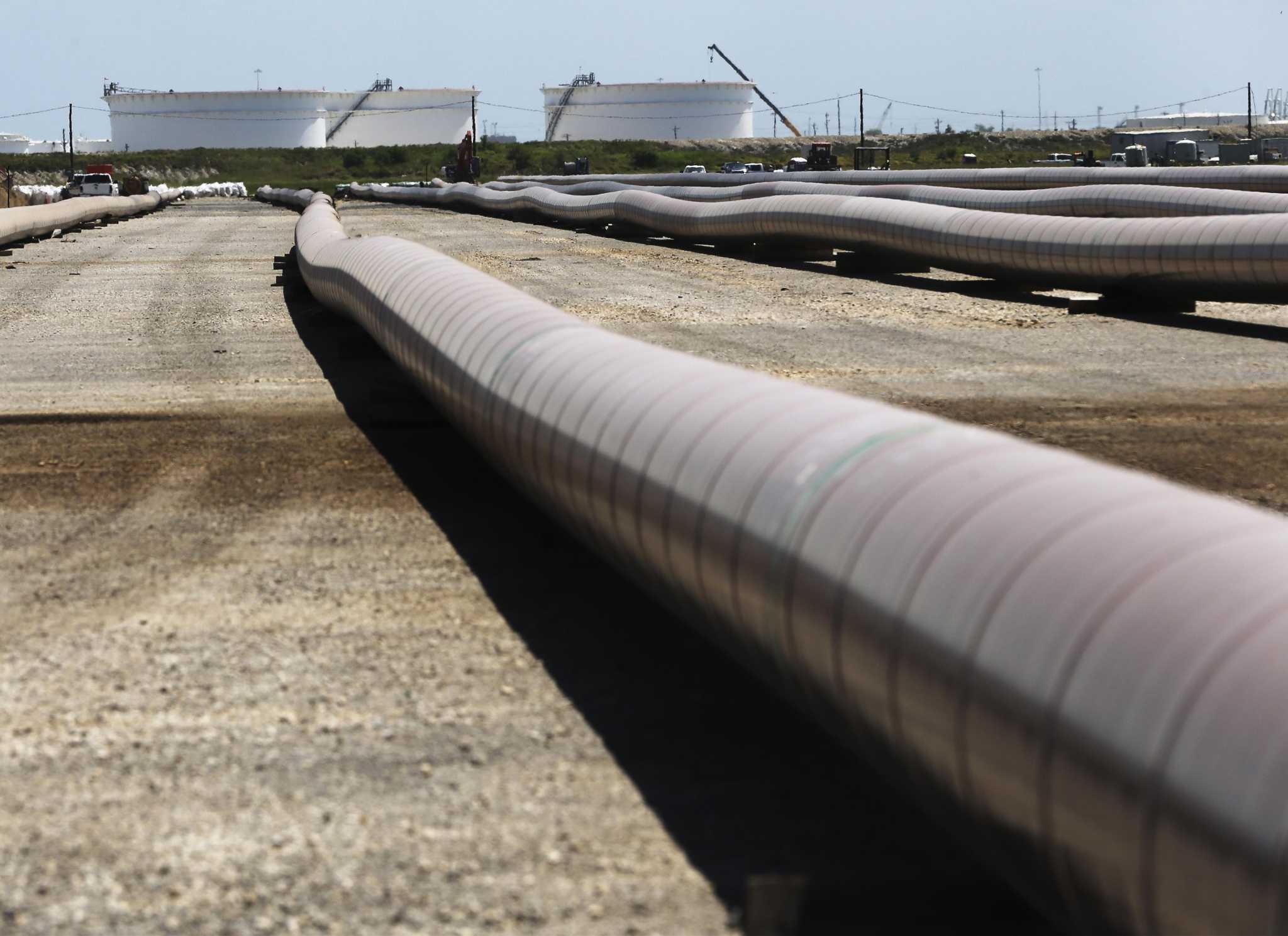 U.S. oil price collapses below zero as storage fills up