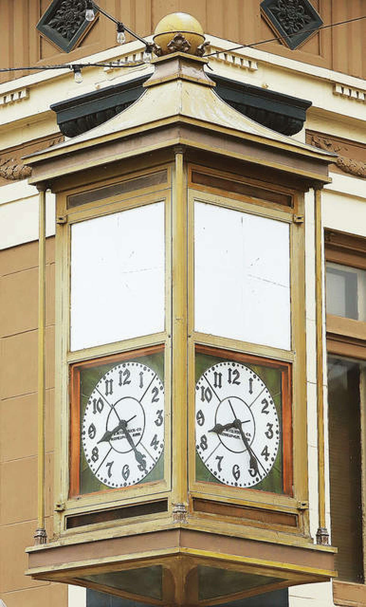Clock watching: Timepieces tell Alton history