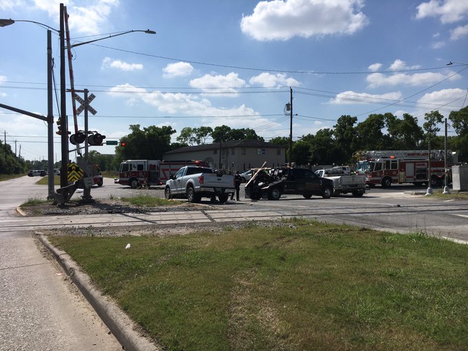 Multi-vehicle crash leaves one dead in south Houston