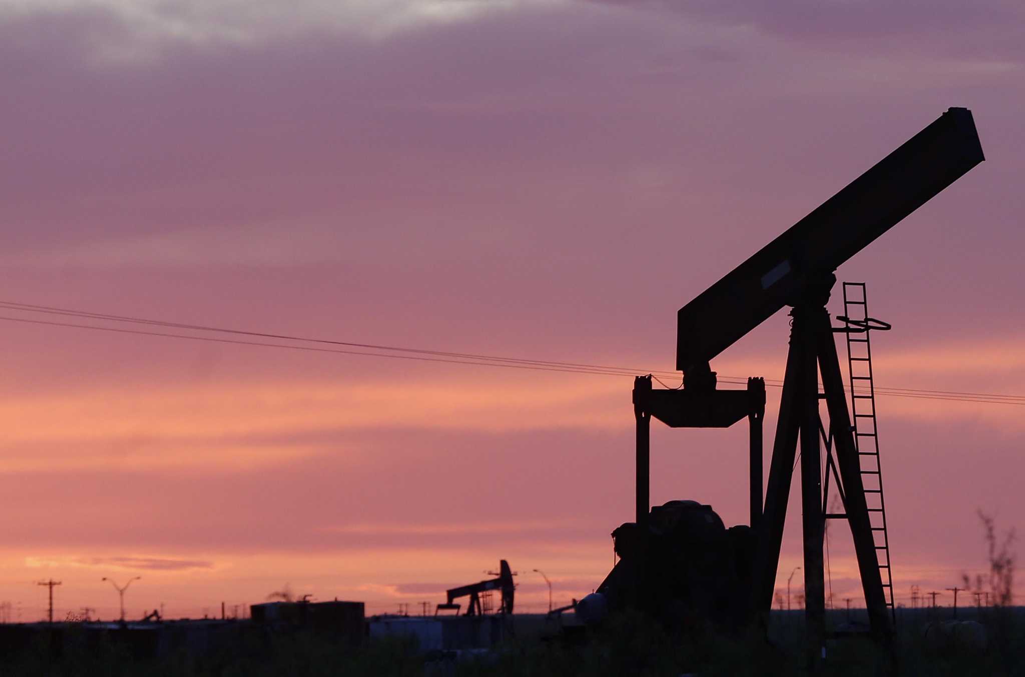 Callon Petroleum cuts output, suspends well completions