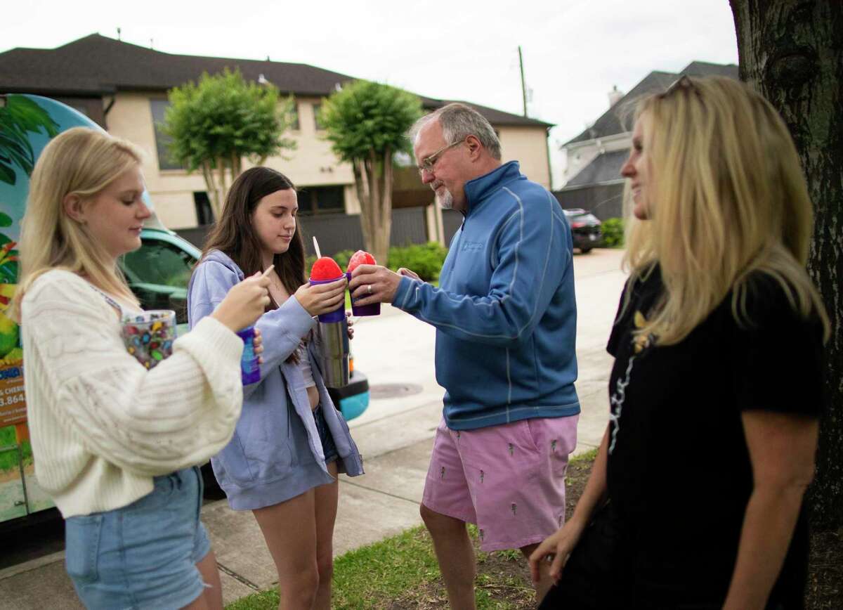 How Houston-area families are saluting their high school graduates ...