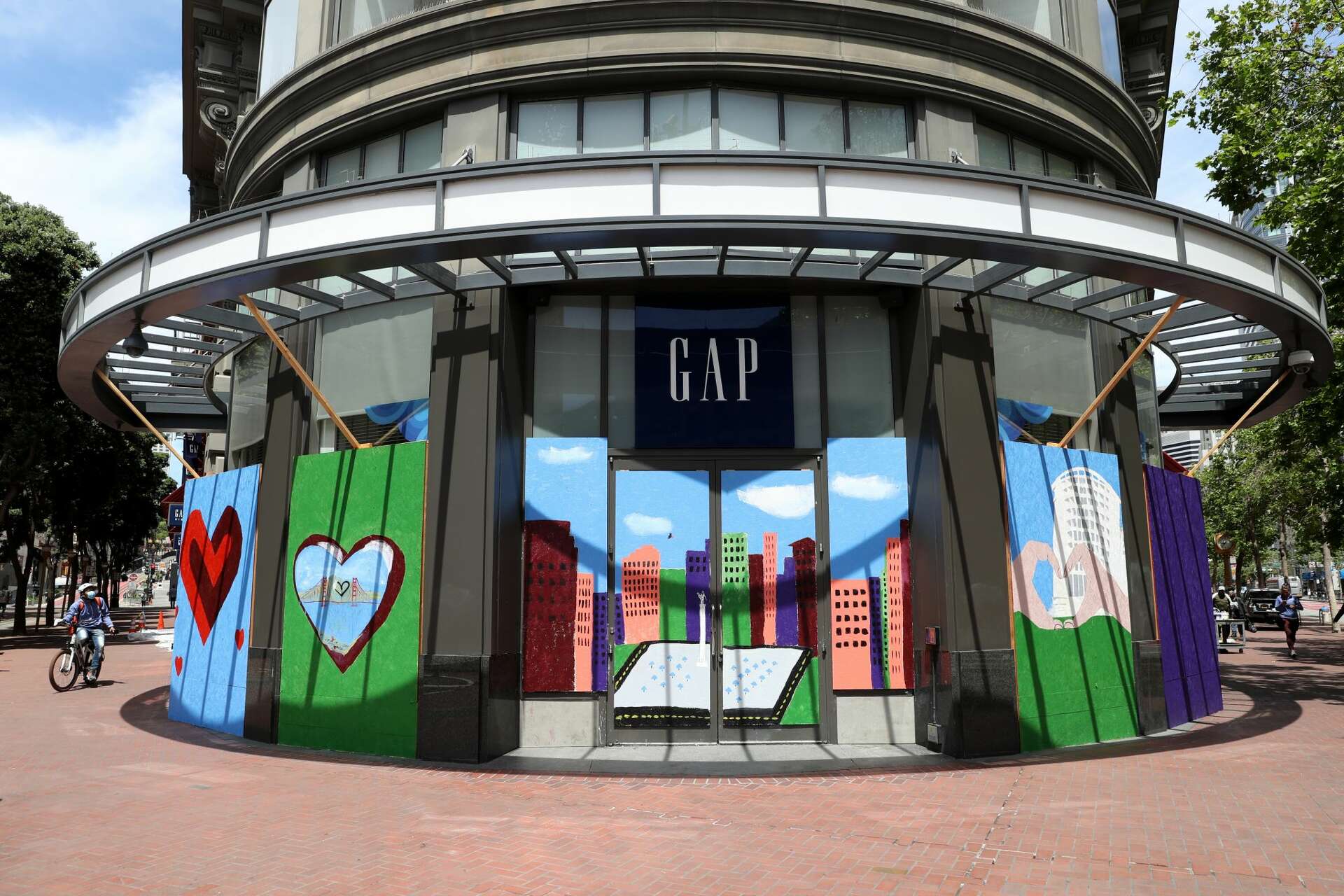 Gap closing flagship store on San Francisco's Market Street