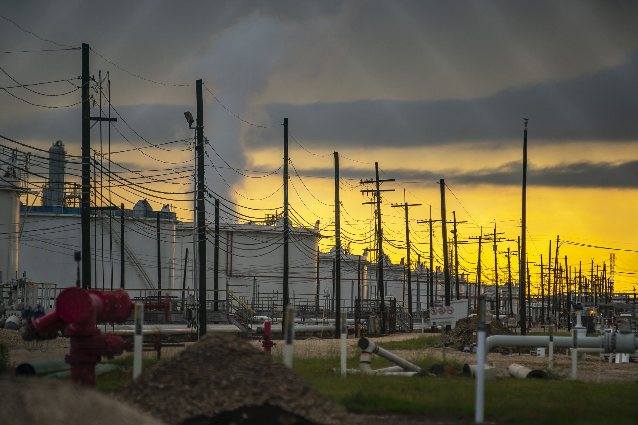 Petroleum stockpiles jump; oil falls