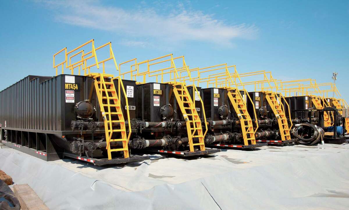 Oil glut makes storage a pricey commodity of its own