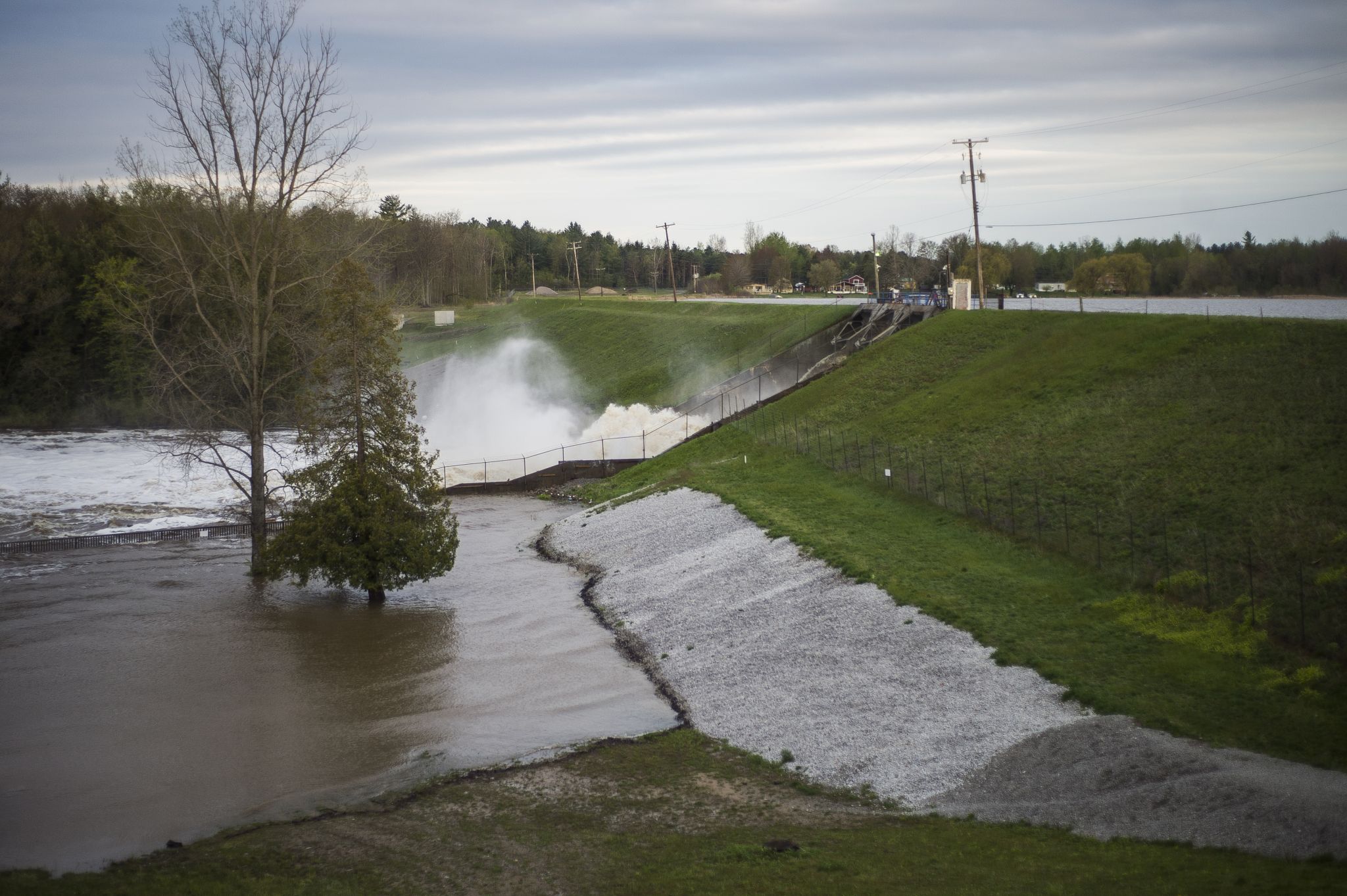 BRKG - Sanford and Edenville Dams have collapsed - central Michigan ...
