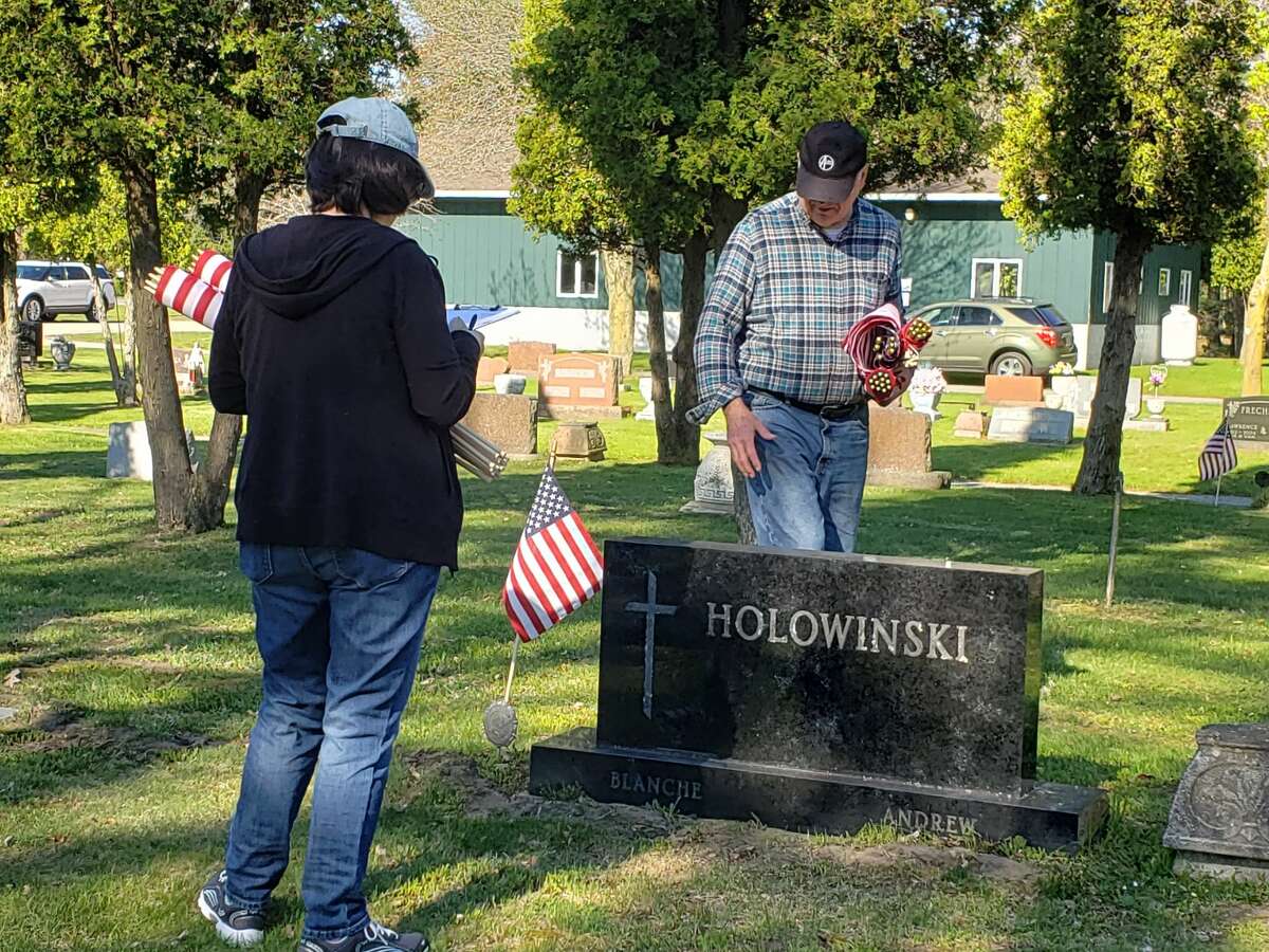 Catholic War Vets volunteers place flags (PHOTOS)