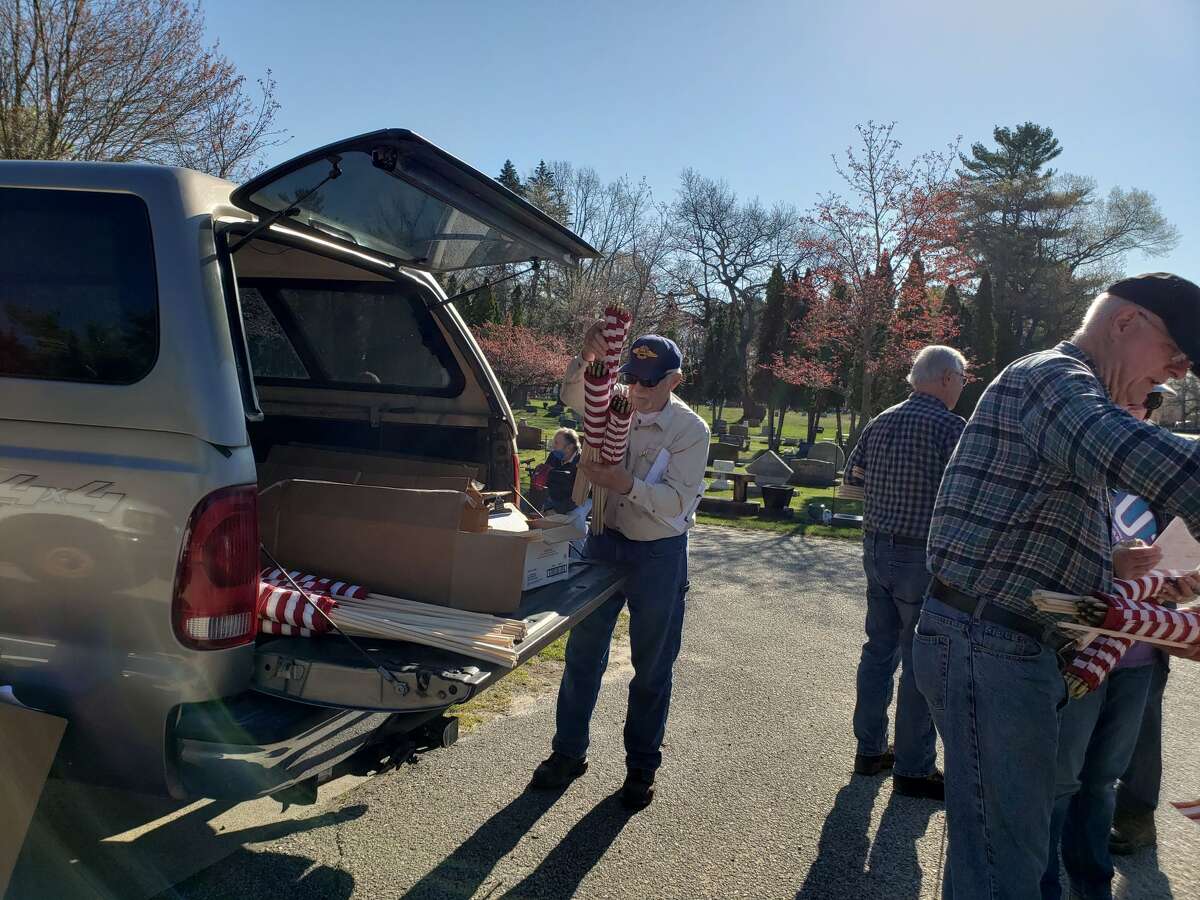 Catholic War Vets volunteers place flags (PHOTOS)
