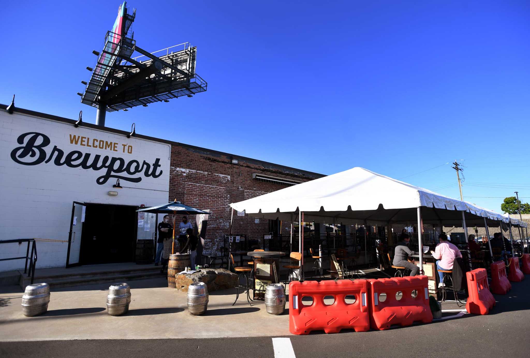 NCAA hockey regionals in Bridgeport: Restaurants, bars, things to do