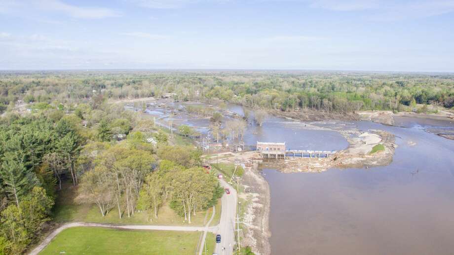 Aerial photographs shows Sanford Dam Friday after flood - Midland Daily ...