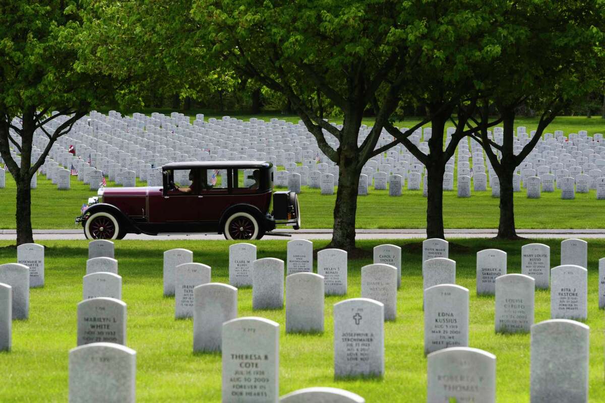 A pandemic can't stop remembrance at Saratoga National Cemetery