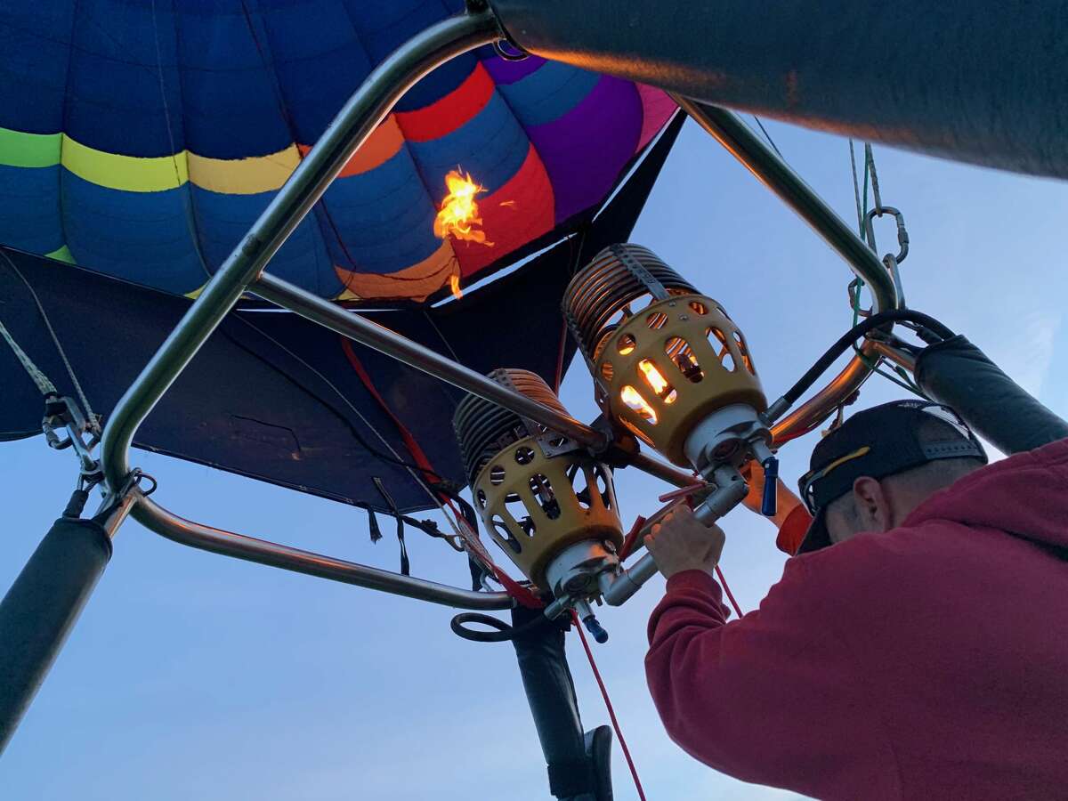 No more isolation: Seattle chief pilot resumes hot air balloon rides ...