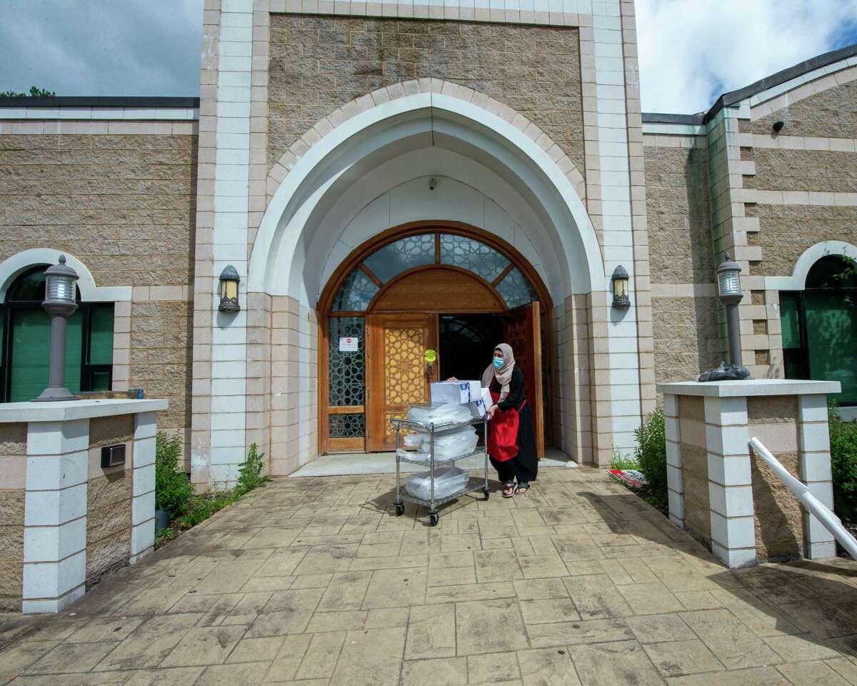 Mosque volunteers feed hundreds despite pandemic food chain disruptions