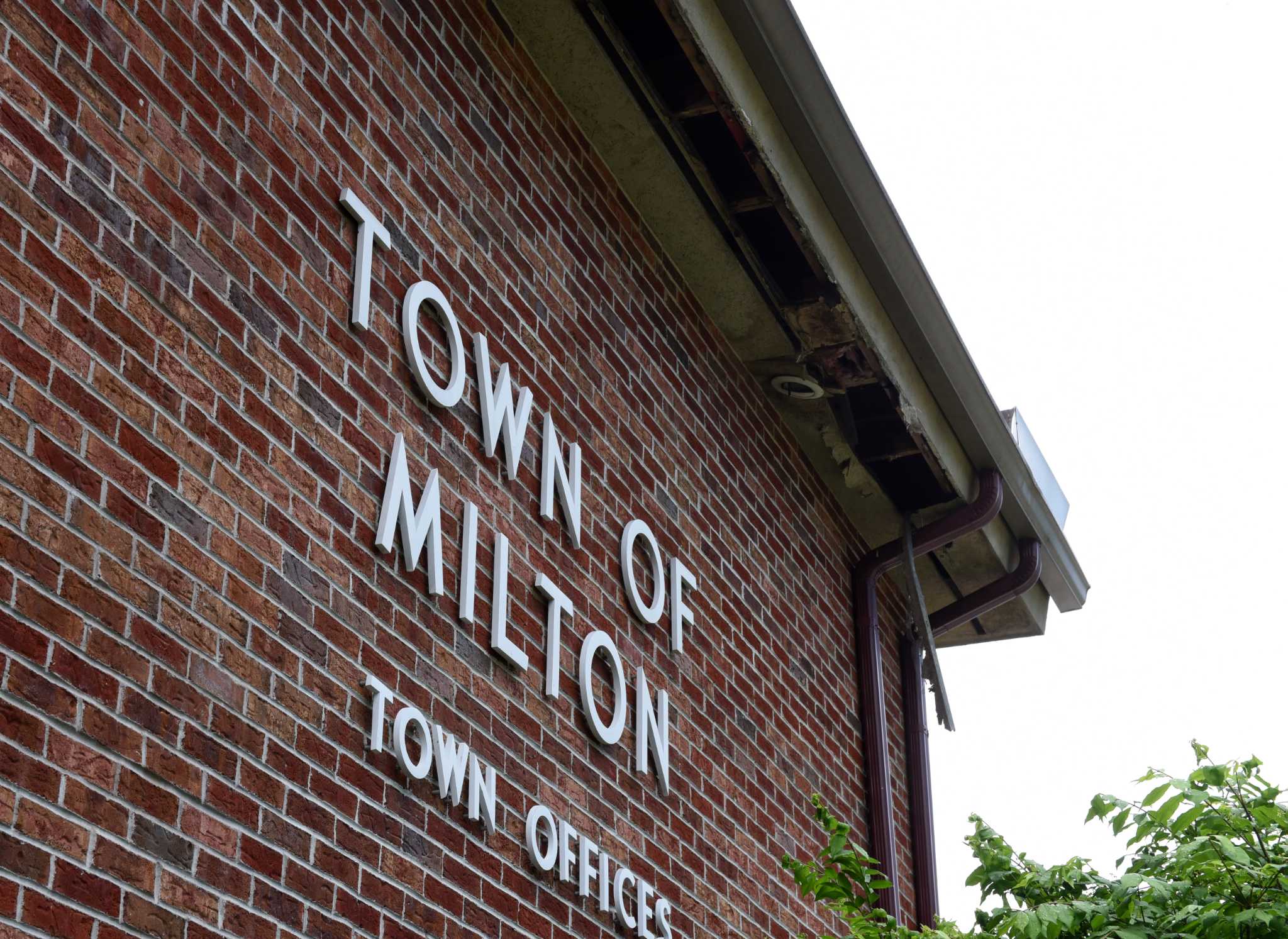 Despite Milton's woes, 3 people want top job
