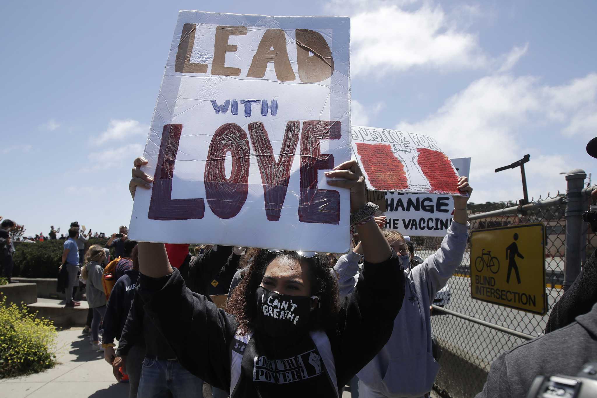 SF couple get engaged on the Golden Gate Bridge during protest