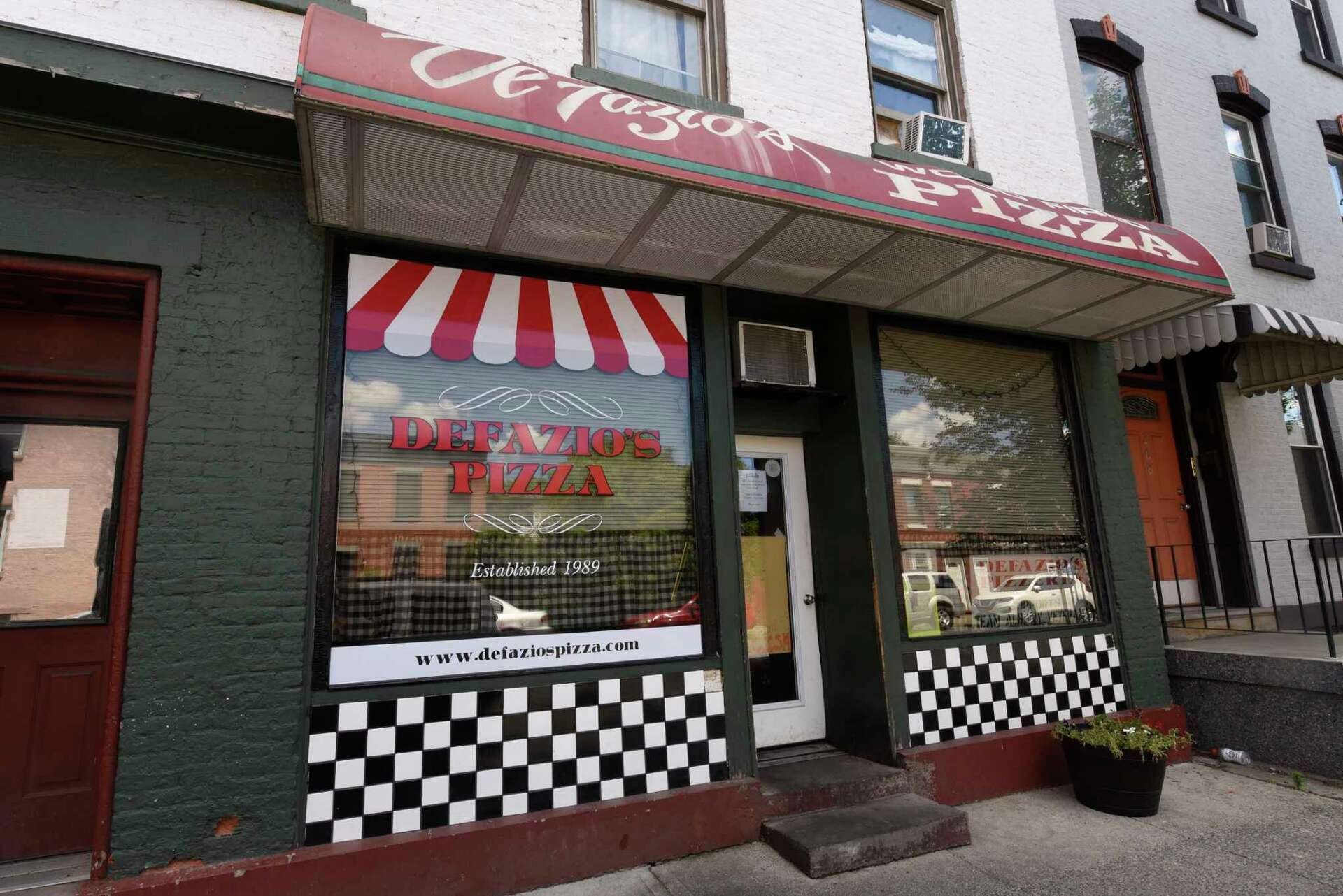 Pizza-review legend Dave Portnoy goes bonkers for DeFazio's in Troy