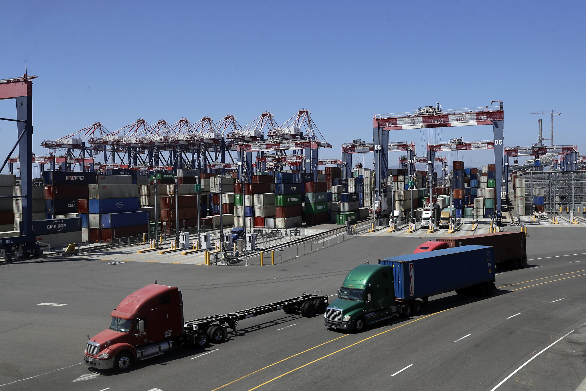 California adopts first-in-the-nation requirement that trucks go electric