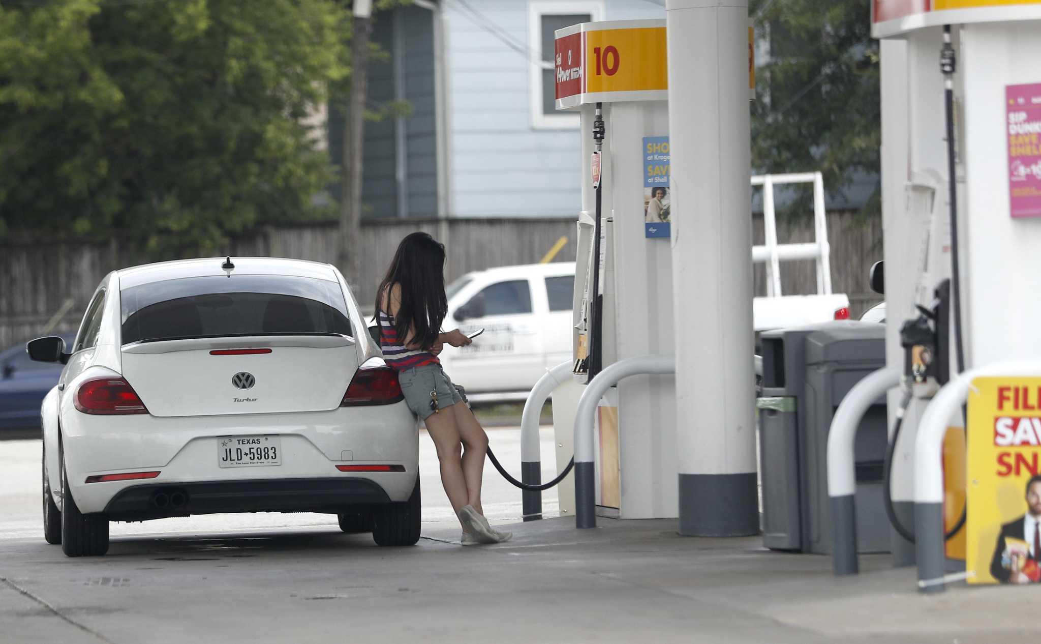 Gasoline sales plunged over Thanksgiving week as pandemic kept millions ...