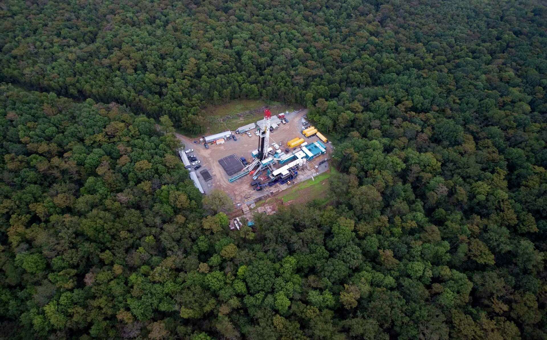 Drilling Down: Cowboys owner Jerry Jones goes drilling for natural gas ...