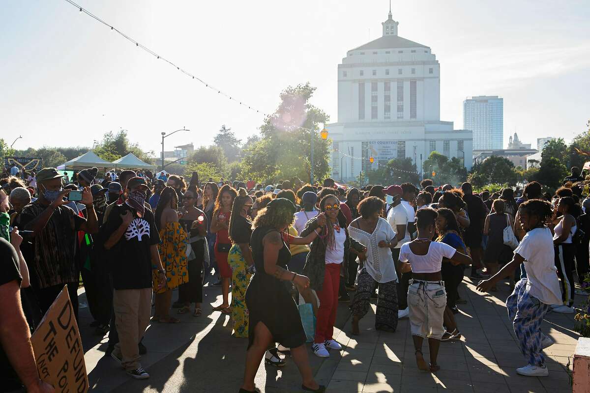 An Oakland lake became a symbol of Black resilience. Then the neighbors ...