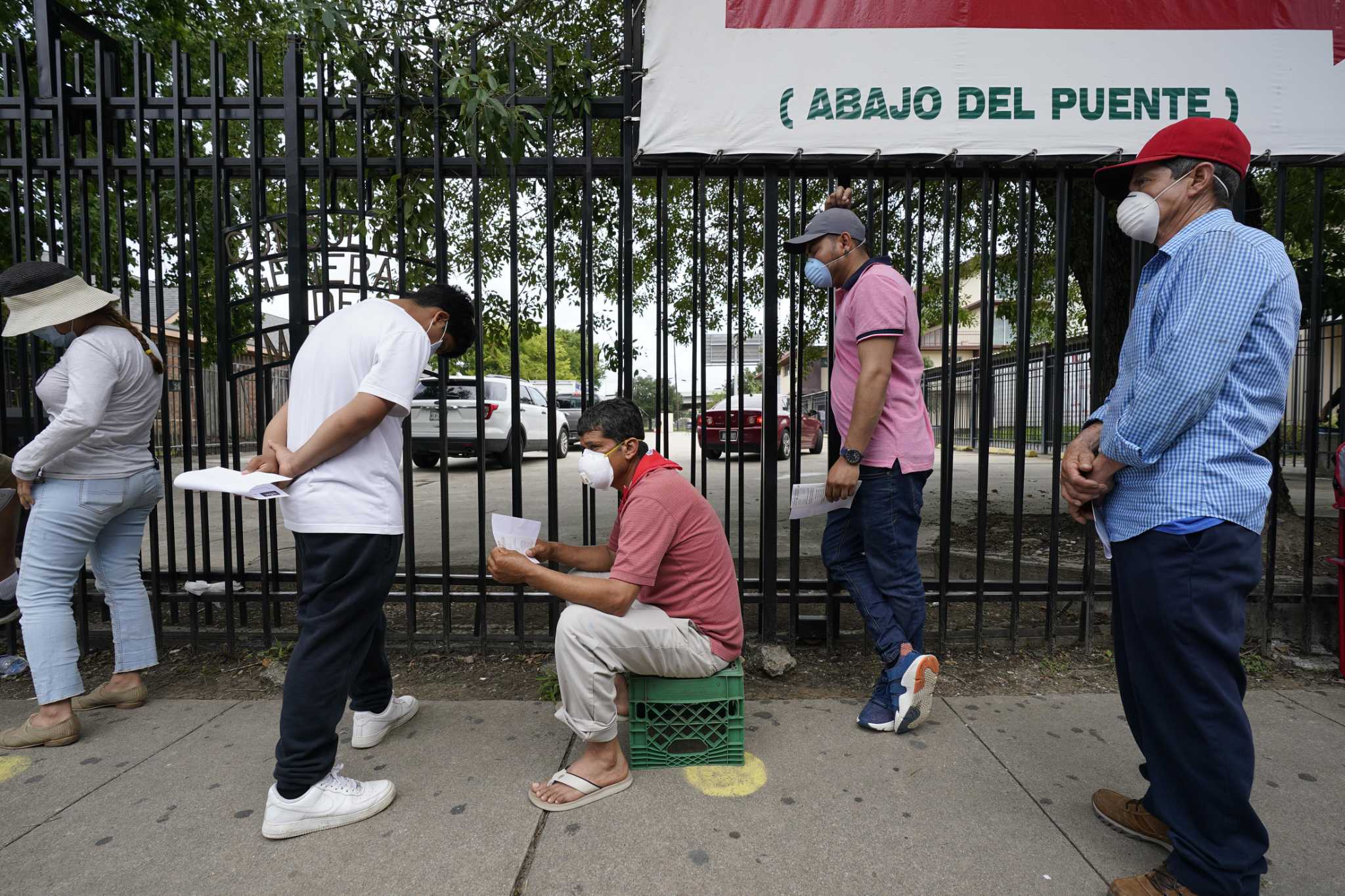 Houston's Hispanics are bearing the brunt of the pandemic. Language ...