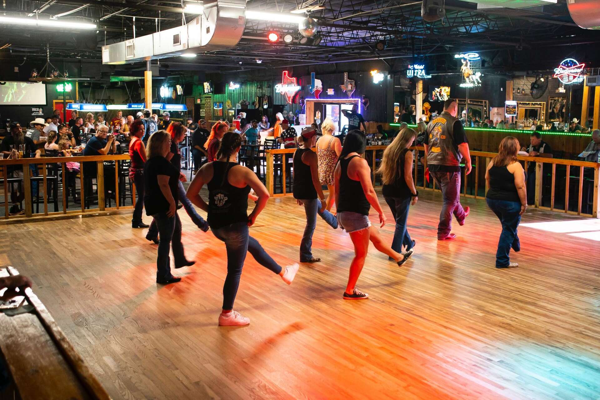 Pasadena bar openly defies Abbott's order with 'Texas Bars Fight Back ...