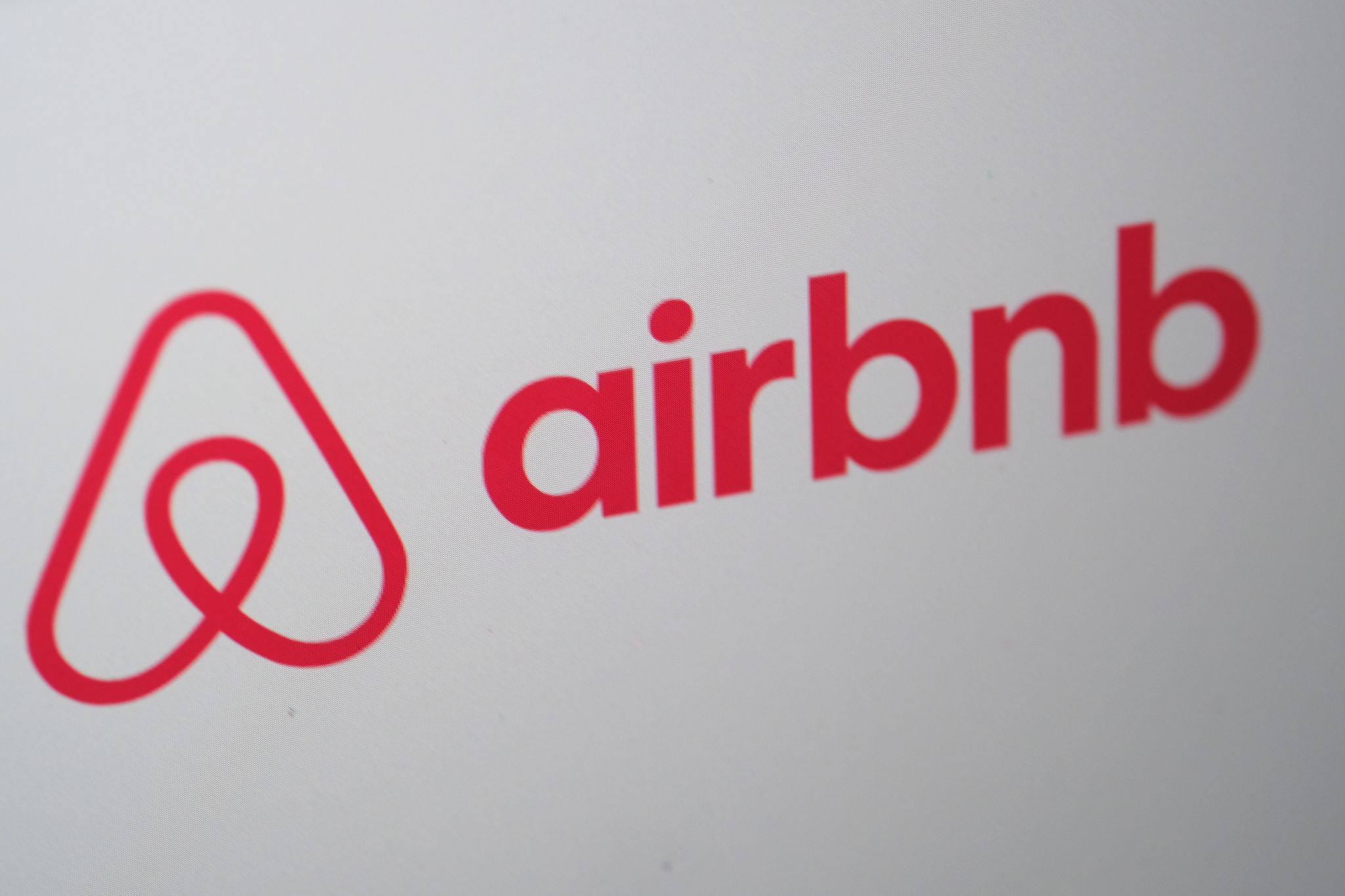 Airbnb asks people to donate money to landlords, backlash ensues
