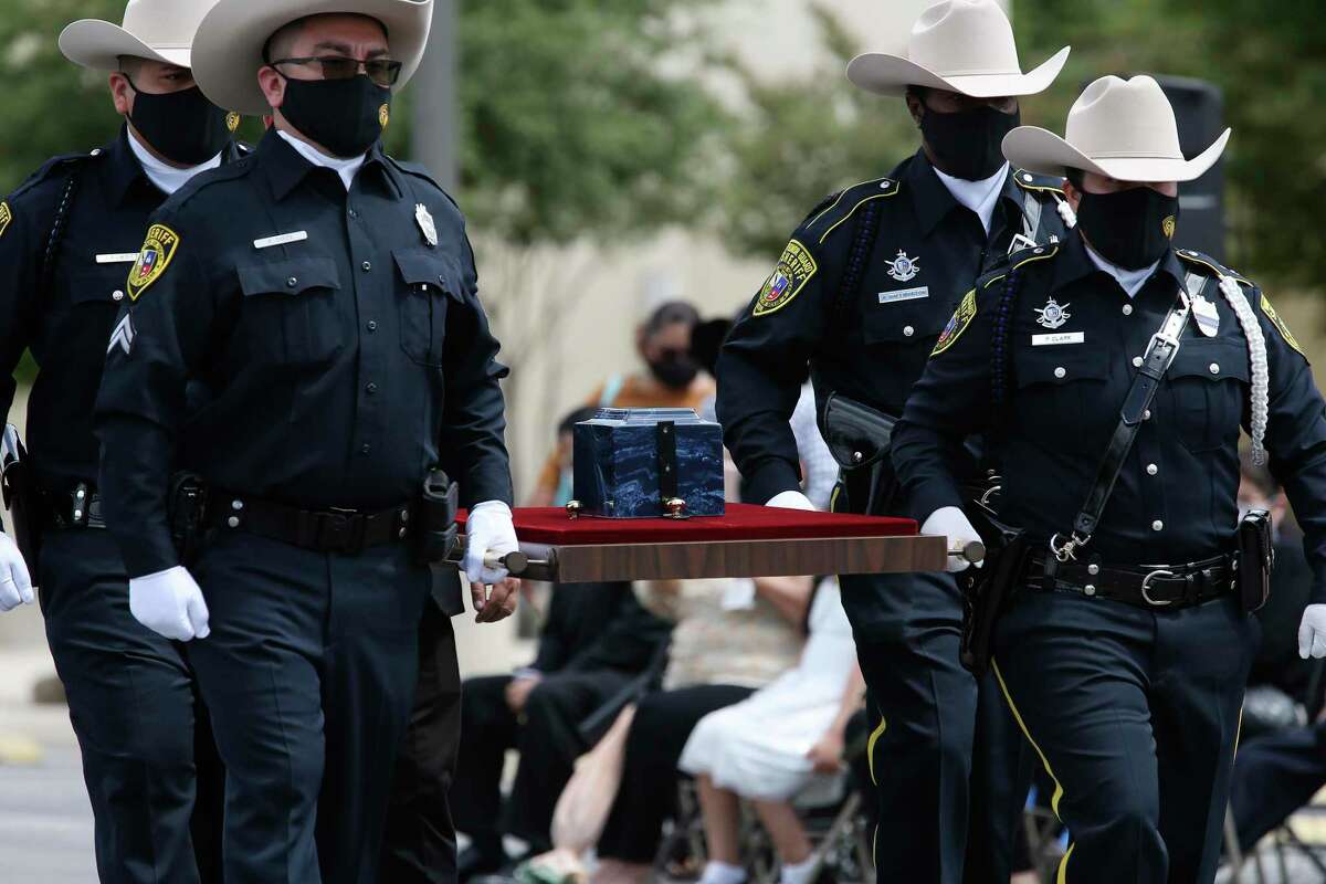 Fellow officers, family and friends gather to honor fallen deputy De La ...