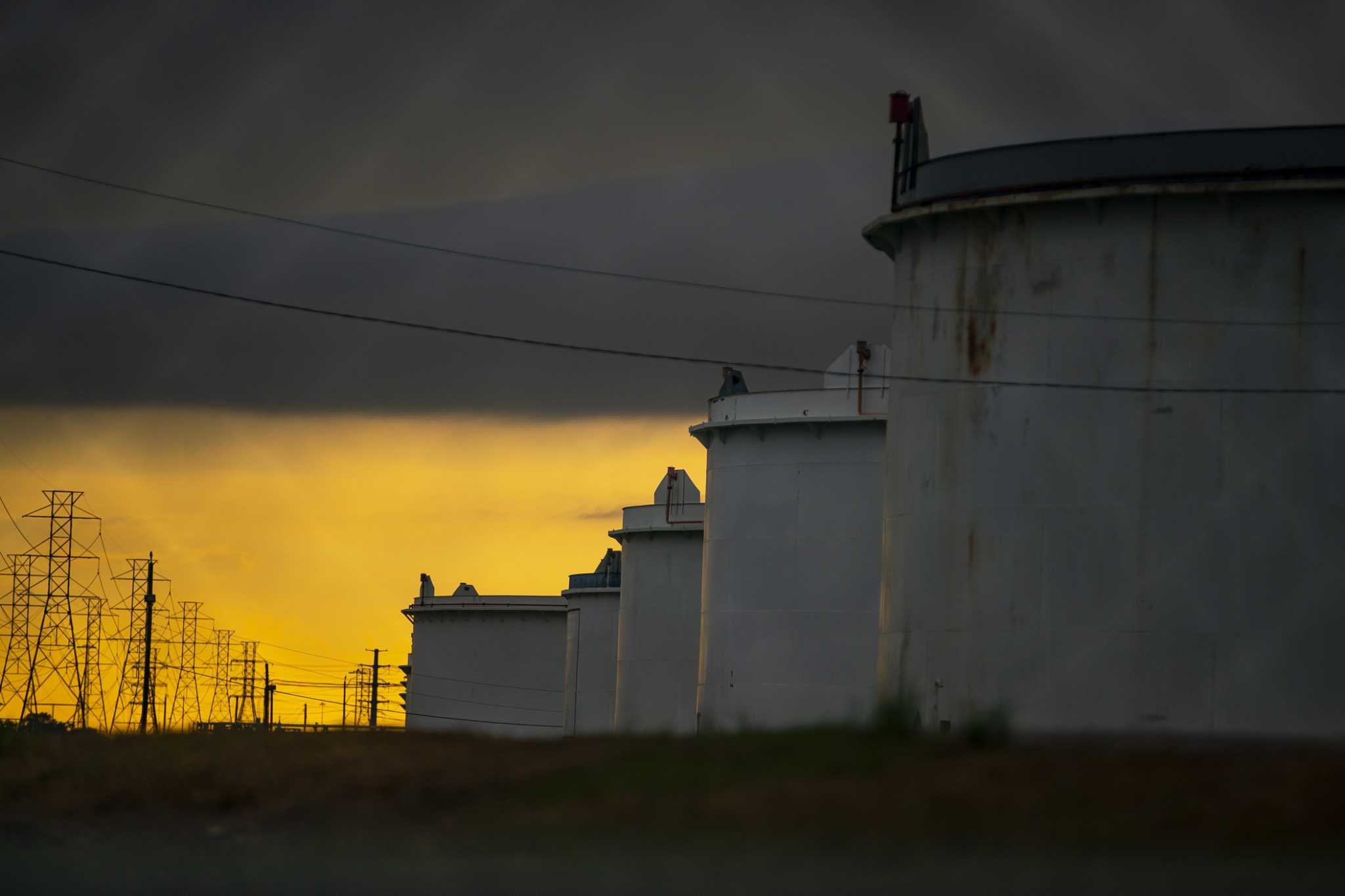 U.S. crude inventories build