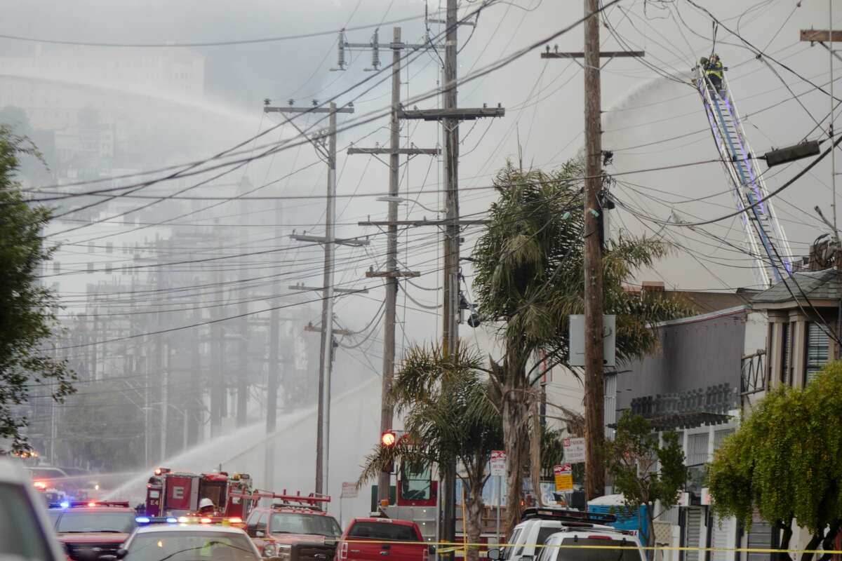 5-alarm structure fire in San Francisco sends flames and smoke into sky