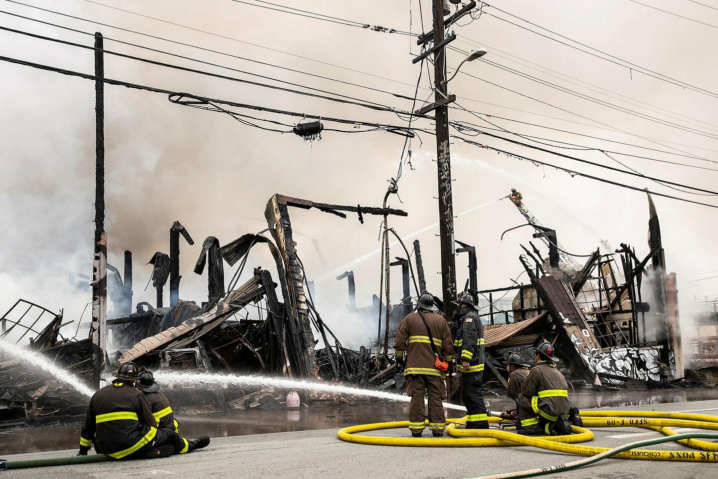 Huge fire near Central Freeway in SF spreads to multiple buildings ...