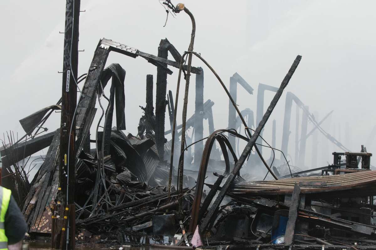 5-alarm structure fire in San Francisco sends flames and smoke into sky