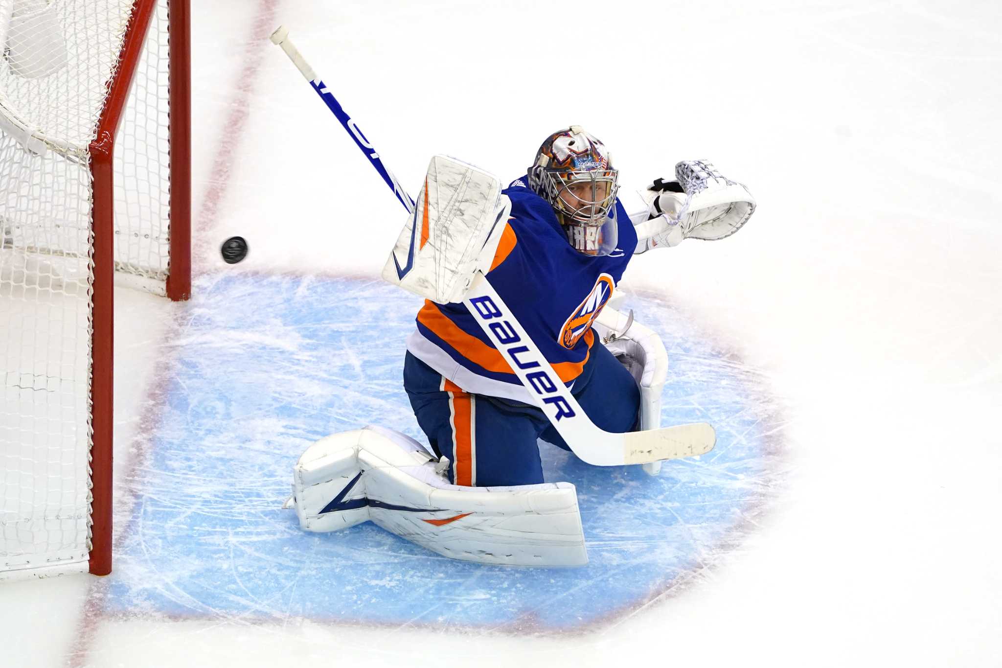 Varlamov, Islanders get jump