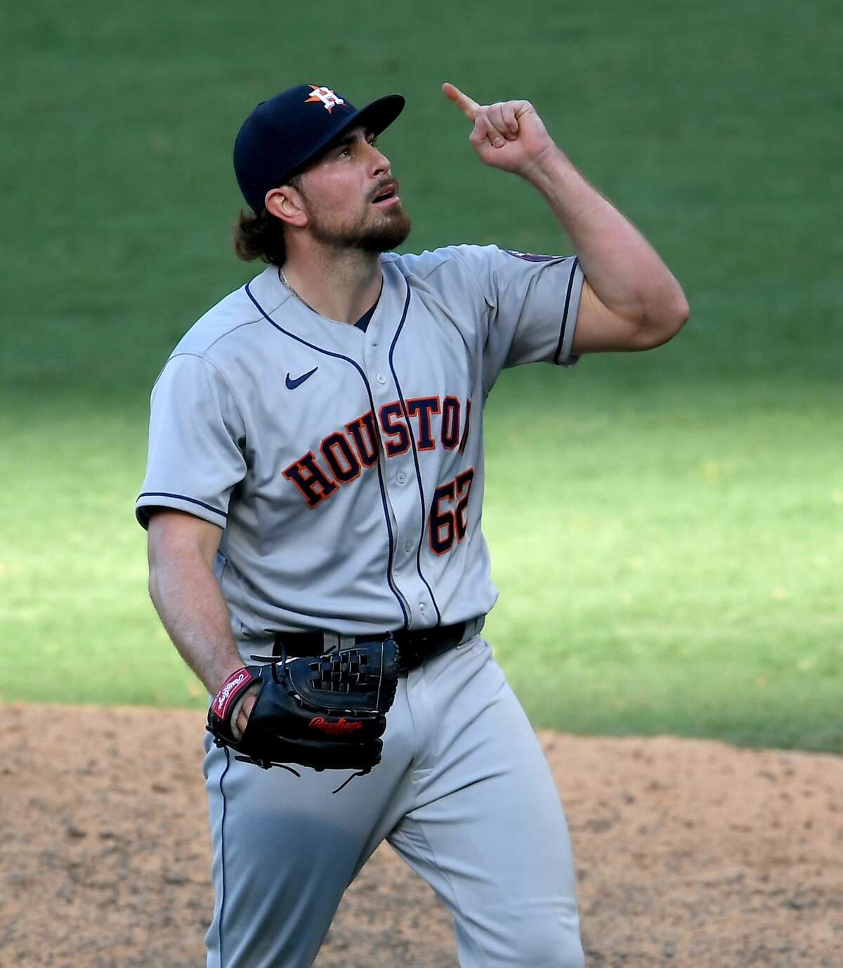 Astros defeat Angels in 11 innings to cap series