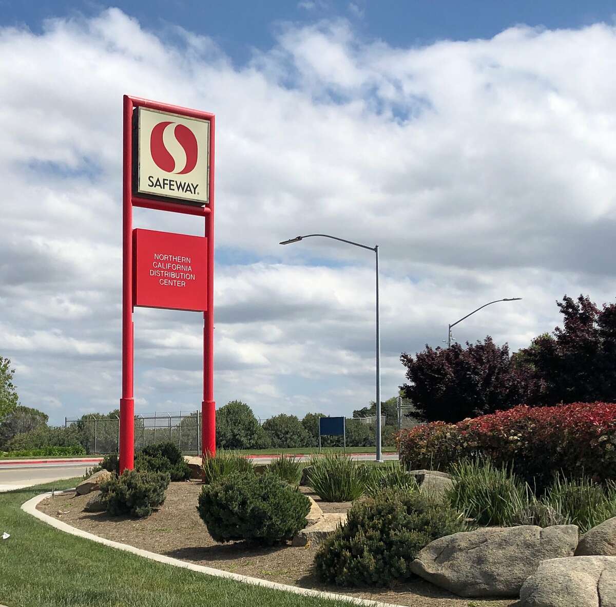 Janitors protest in Palo Alto, demand pay increase for Safeway jobs