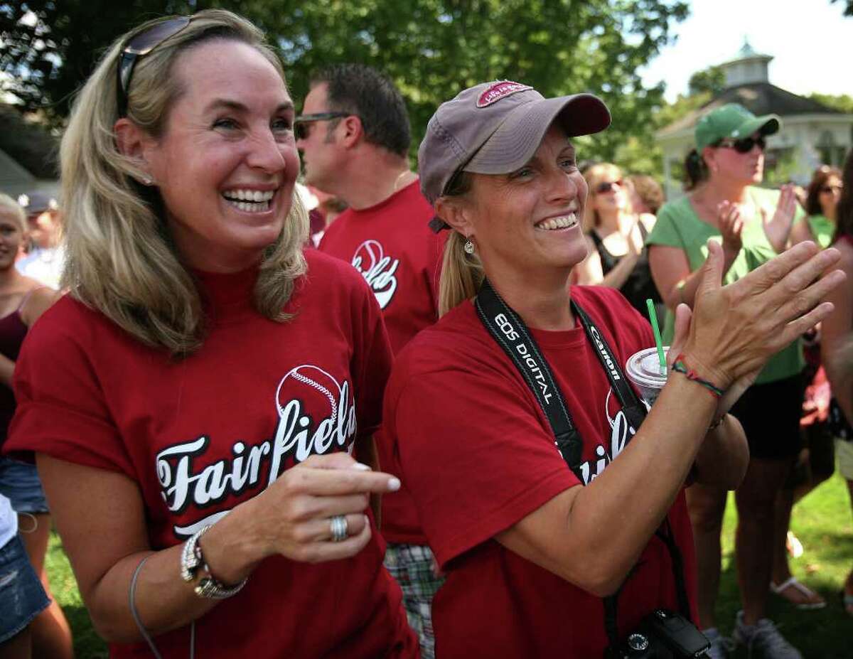 Thousands welcome Fairfield American team home